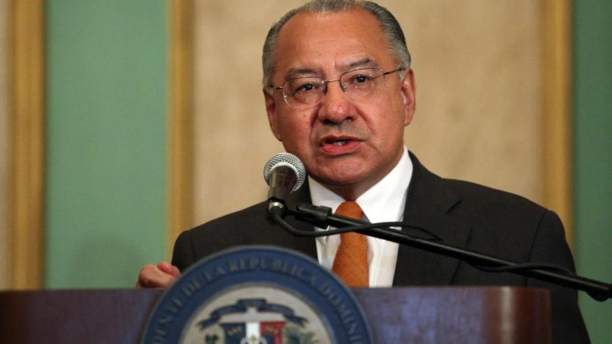 Fost diplomat american acuzat ca a servit ca agent secret pentru Cuba ...